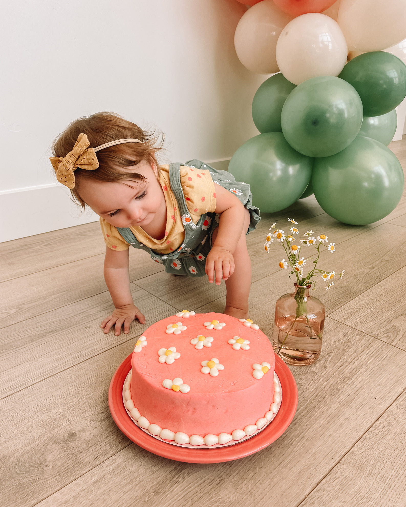 HOW TO CREATE THE CUTEST DAISY THEMED PARTY IN 4 STEPS - Stripes in Bloom